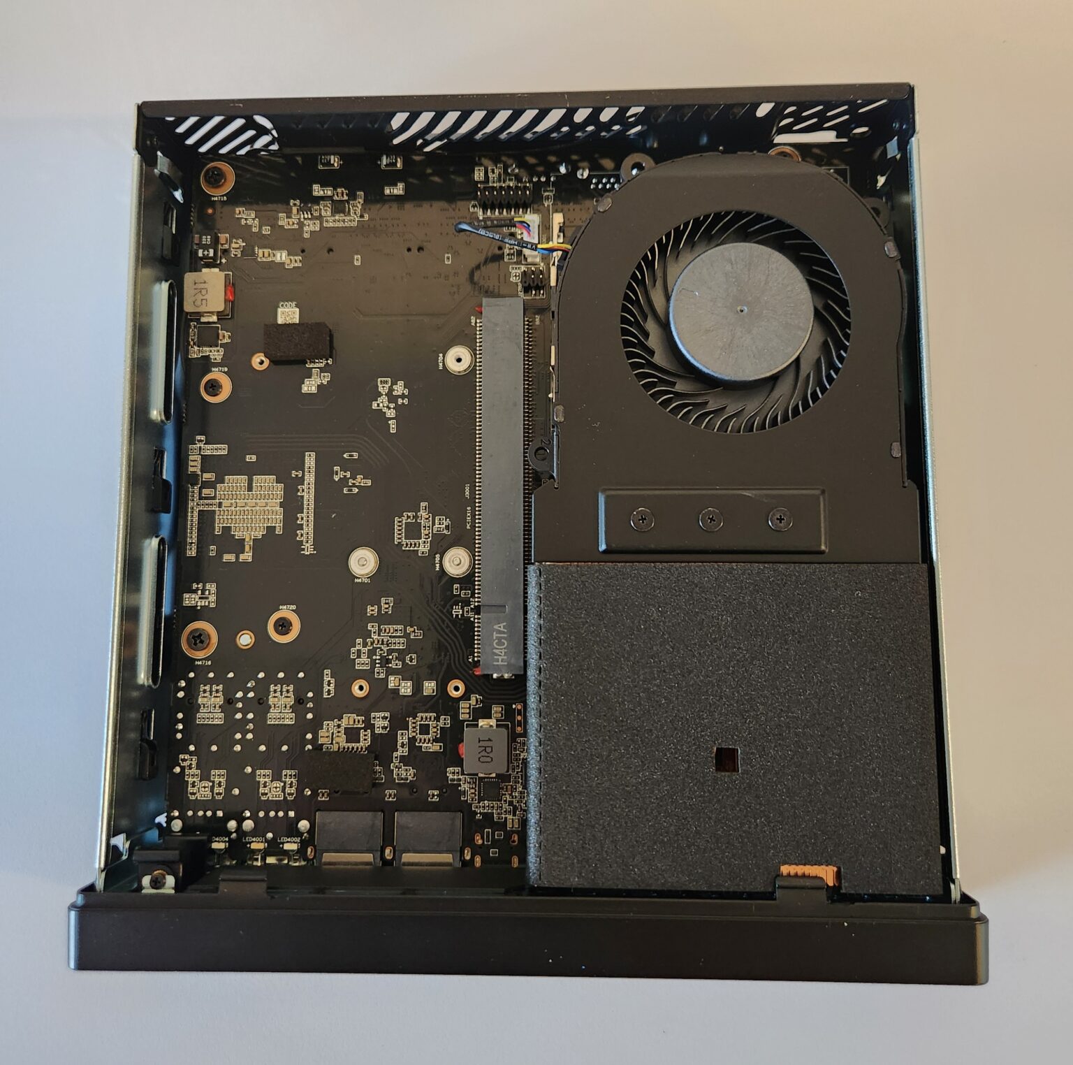 Minisforum MS-A2 – Unboxing and Hardware Review – CHNS.tech